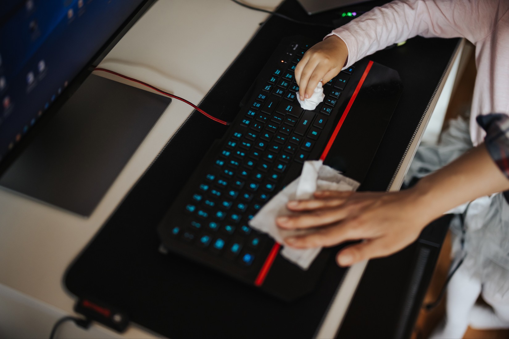 5 Tips for Properly Cleaning a Computer Desk Mat | Rising Tech